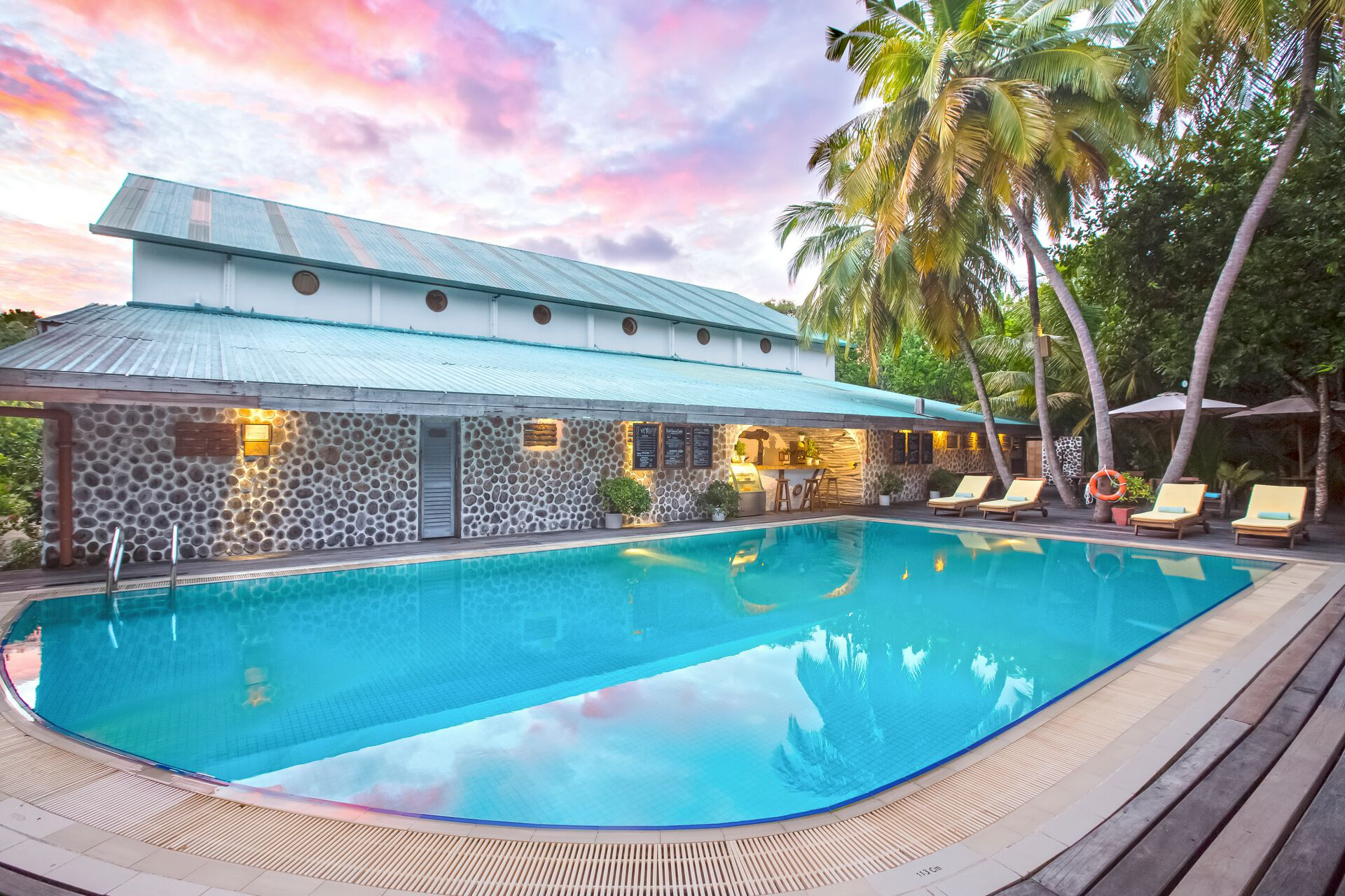 Malediven: Reethi Beach Island Resort - WeTravelEco